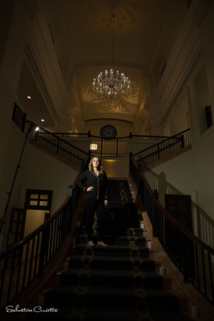 Off camera flash for dramatic portraits